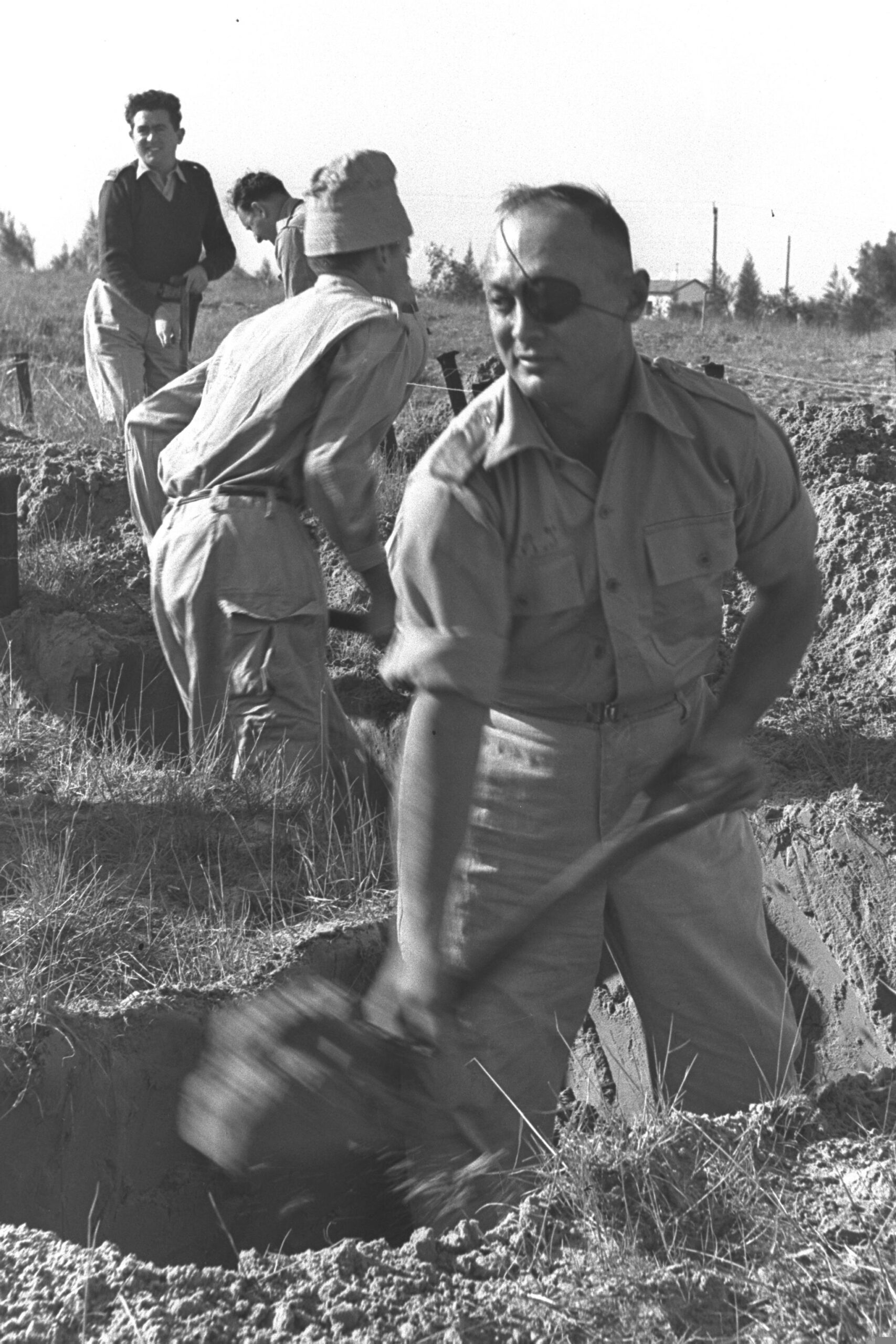 Jefe del Estado Mayor de las FDI, Moshe Dayan, “Elogio a Ro’i Rothberg ...